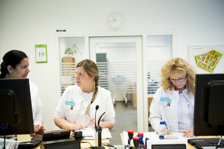 Uddannelse i SOSU-assistent - Krav, Løn, Karrieremuligheder, Kompetencer